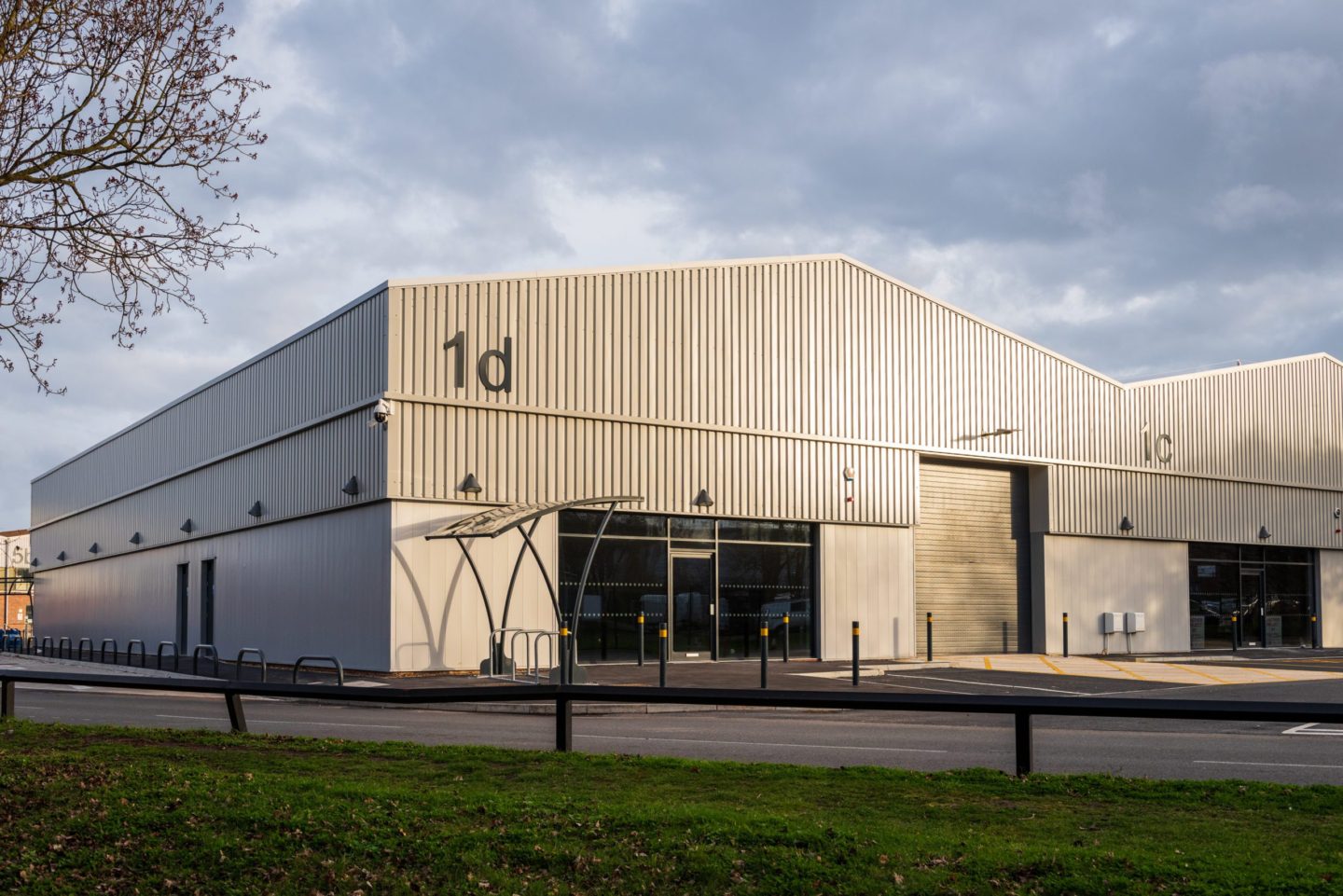 Modern trade counters replace fire damaged unit at Reading Business ...